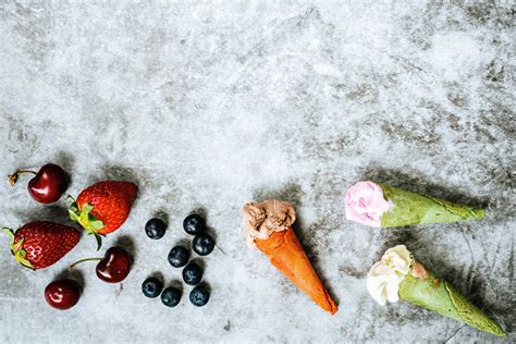 딸기 체리와 같은 붉은 과일 원뿔에 3 개의 아이스크림 옆에 블루베리 텍스트에 대 한 복사 공간 맑은 돌 배경 위에 0명에 대한 스톡 사진 및 기타 이미지 Istock