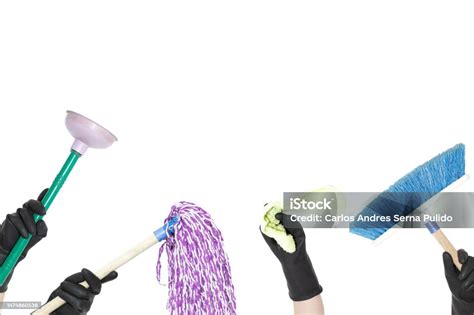 흰색 배경에 청소 제품을 들고 있는 검은색 고무 장갑을 낀 사람들 플런저 걸레 청소용 천 및 빗자루 가사 집안일에 대한 스톡 사진 및 기타 이미지 Istock