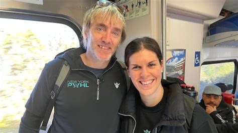 La Vertigineuse Entrée En Scène De Pascal Daoust Et Du Hockey Féminin à