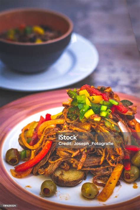 로파 비에야 잘게 썬 측면 스테이크 토마토 소스를 곁들인 야채 아로즈 모로 0명에 대한 스톡 사진 및 기타 이미지 0명 레스토랑 로파 비에하 Istock