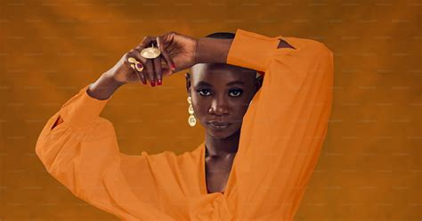 주황색 옷을 입은 여성이 사진을 찍기 위해 포즈를 취하고 있다 사진 Unsplash의 초상 이미지