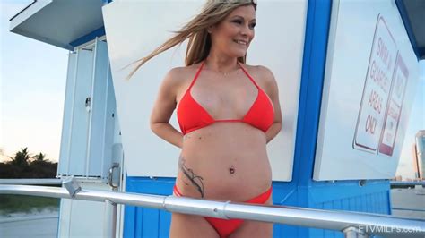 Ellie Taylor Curves In Miami