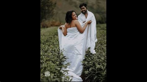 ಸಿಂಗಲ್ ಬೆಡ್ ಶೀಟ್ ನಲ್ಲಿ ಟಾಪ್ ಲೆಸ್ ಫೋಟೋಶೂಟ್ What Next Kerala Couple
