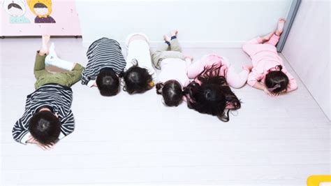 호반아이사랑♡ 탐색색깔물을흔들어요 만1세만2세혼합연령활동 영아발달과정 색깔놀이연계활동 음악동작색깔놀이음악을듣고스카프흔들기 색종이보물찾기 색깔비교해보기 물의색깔변화과정관찰탐구