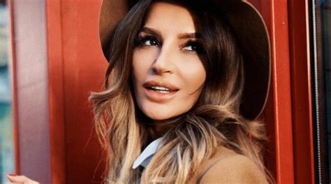 Есил Дюран облече стилно бельо и показа класа СНИМКИ