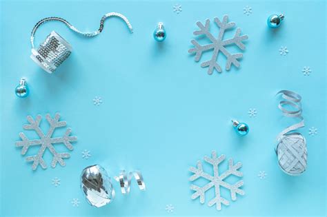 메리 크리스마스와 해피 홀리데이 인사말 카드 프레임 배너 플랫 레이 새해 크리스마스 노엘 화이트 파란색 배경 상단보기에 실버 장식 겨울 의 색소 테마 복사 공간 0명에 대한