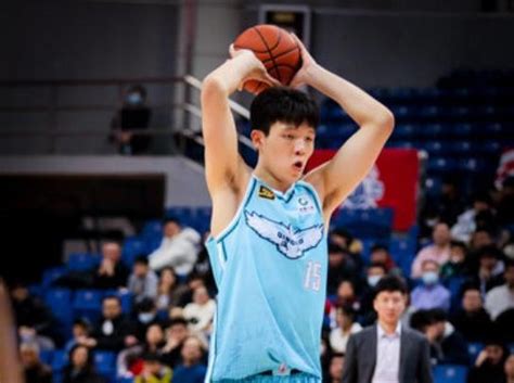 填满数据！杨瀚森半场6中4，得到11分6篮板1助攻1抢断2盖帽