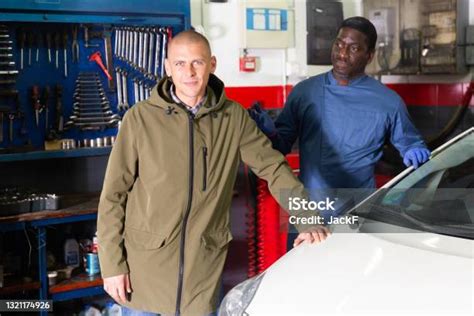 수리 된 자동차 근처에 서 정비사와 행복한 남자 클라이언트 30 34세에 대한 스톡 사진 및 기타 이미지 30 34세 45 49세 고객 Istock