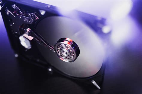 거울 효과와 Hdd 컴퓨터에서 하드 드라이브를 분해 거울 효과와 컴퓨터 하드 디스크에서 하드 드라이브를 열었습니다 컴퓨터 Pc의 일부 노트북 거울에 대한 스톡 사진 및 기타