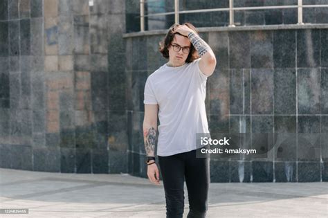 힙스터 잘 생긴 남성 모델 캐주얼 도시 스타일에 로고 또는 디자인에 대 한 공간을 흰색 빈 티셔츠를 입고 T 셔츠에 대한 스톡
