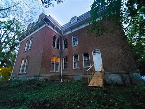 This Historic Mansion In Illinois Is Said To Be Haunted By Restless Spirits From The 1800s