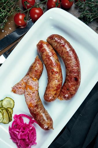 식욕을 돋우는 육즙이 많은 돼지 고기 다진 소시지는 통조림 야채와 흰색 접시에 체다와 흡연자에 구운 독일 맥주 스낵 건강한 식생활에 대한 스톡 사진 및 기타 이미지 Istock