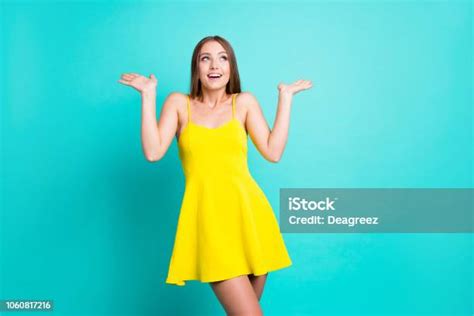 좋은 쾌활 한 놀된 기쁘게 긍정적인 매력적인 귀여운 달콤한 부드러운 스트레이트 머리 여자 밝은 드레스 녹색 청록색 청록 파스텔