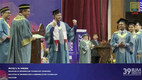 39th Iium Convocation Entire Hall Applauds Palestinian Graduand Iium