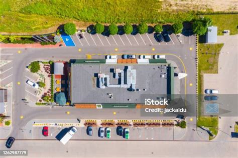 패스트 푸드 카페 레스토랑과 자동차 주차 다른 자동차와 도시 주차장 테이크 아웃 익스프레스 창 다양한 차량주차 구역 상단 보기 도시 생활 공장 산업 건물에 대한 스톡 사진