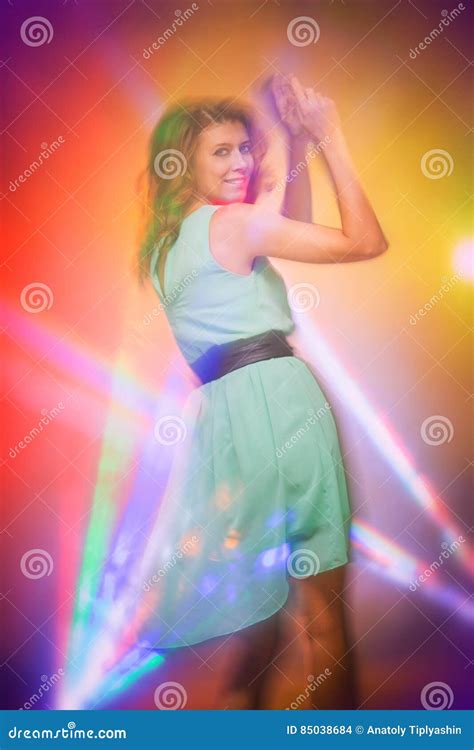 Bella Ragazza Dai Capelli Rossi In Un Dancing Del Night Club Fotografia Stock Immagine Di