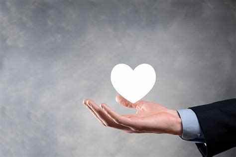 흰색 십자가 기호와 빨간 마음을 들고 손 세계지도 배경 건강 관리 건강 보험 자선 및 의학 개념 공간을 복사합니다 감정에 대한 스톡 사진 및 기타 이미지 Istock