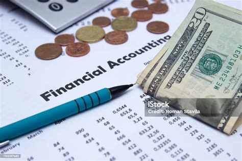 금융 회계 종이와 계산기 종이에 숫자 펜과 계산기 동전에 다 수의 숫자를 이미지 개념에 대한 스톡 사진 및 기타 이미지 개념 거래 내역서 경영자 Istock