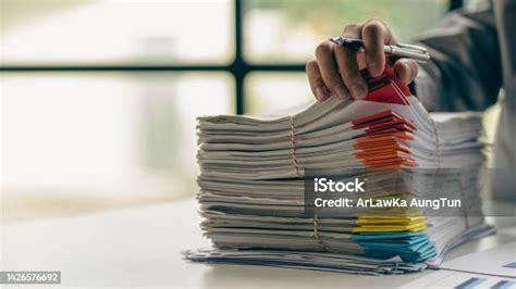 책상 비즈니스 종이 더미에 미완성 종이 더미로 금융 업무를 하는 사업가 파일에 대한 스톡 사진 및 기타 이미지 파일 파일바인더 더미 Istock