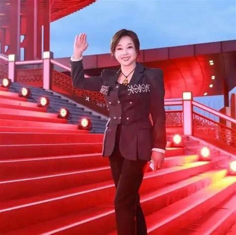 62岁吕丽萍带三婚老公庆生！头发花白凌乱头顶也秃，突然老这么多年龄气质中年