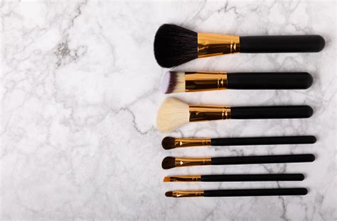 메이크업 화장품 흰색 대리석 배경에 메이크업 브러쉬 창의적인 패션 컨셉 화장품 메이크업 브러쉬 컬렉션 평면도 배너 플랫 레이 0명에 대한 스톡 사진 및 기타 이미지 Istock