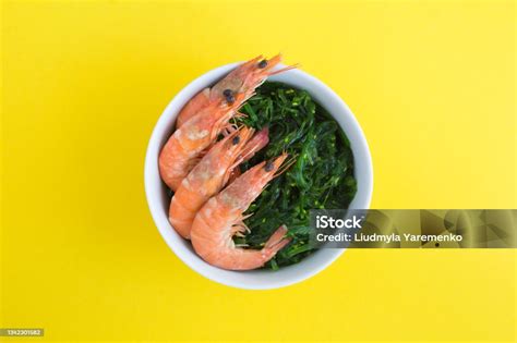 노란 배경에 흰색 그릇에 해초와 붉은 새우 샐러드의 최고 보기 클로즈업 새우 해산물에 대한 스톡 사진 및 기타 이미지 새우 해산물 해초 조류 0명 Istock