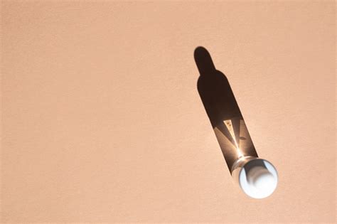 베이지 색 배경에 유리 드롭퍼 병이 그림자를 투사합니다 상단 보기 텍스트에 대 한 장소 0명에 대한 스톡 사진 및 기타 이미지 Istock