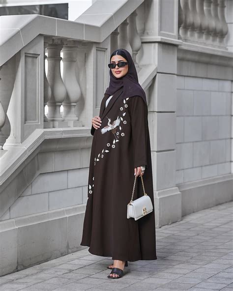 ارتدي أزياء مطبعة بالزهور لإضفاء جمال على إطلالتك في الربيع مجلة هي