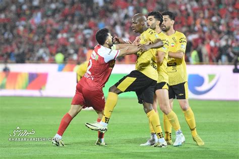 عکس بازیکن سابق استقلال کاپیتان پرسپولیس را خفه کرد خبرورزشی