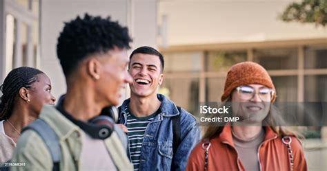 그룹 학생 및 사람들과 행복하고 캠퍼스나 대학을 걷기 위한 미소와 배낭 친구 야외 활동 및 교육 개발 및 학습 대학 또는 학교를 위한 장학금을 위한 이야기 20 24세에