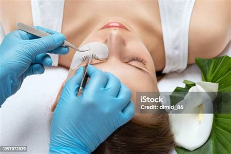 미용실에서 긴 속눈썹으로 아름 다운 여자 속눈썹 연장 절차입니다 속눈썹을 닫습니다 가짜 속눈썹에 대한 스톡 사진 및 기타 이미지 가짜 속눈썹 뷰티 스파 소음 Istock