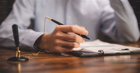 비즈니스 변호사 문서 승인 개념 현대 사무실에서 계약 서류 또는 금융 계약을 수락하기 위해 펜을 사용하여 서명하는 전문 사업가