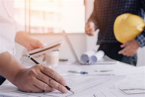 두 명의 사업가 건설 현장 엔지니어 작업장 계획 설계 에 대한 엔지니어링 도구는 팀워크를 그립니다 악수에 대한 스톡 사진 및 기타 이미지 Istock