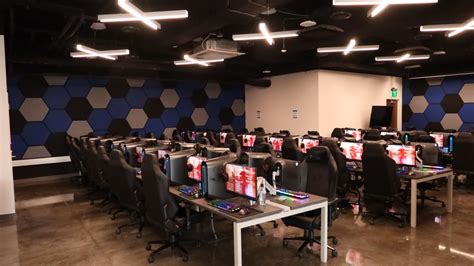 distributing workloads over esports gaming computers to train machine