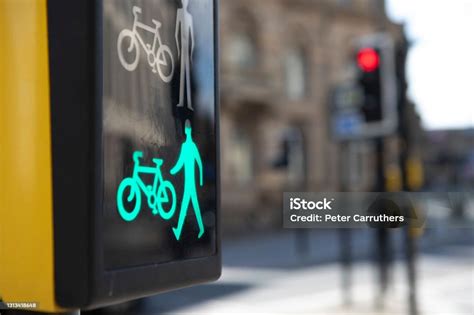 보행자 및 자전거 횡단 표지판 교차로 신호등과 함께 교차하는 것이 안전하다는 녹색 으로 조명되었습니다 0명에 대한 스톡 사진 및