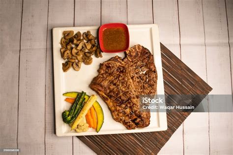 T 본 스테이크 그릴 고기 소스 버섯 샐러드 접시에 담아 냅킨 위에 놓인 나무 테이블 위에 놓인 이탈리아 음식 0명에 대한 스톡 사진 및 기타 이미지 Istock
