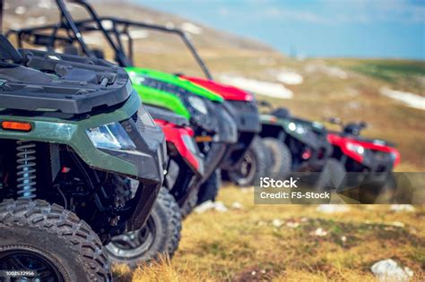 한 행에 여러 Atv 쿼드 바이크 주차 극단적인 야외 모험 개념 4x4 자동차에 대한 스톡 사진 및 기타 이미지 4x4 자동차 4륜 오토바이 경쟁 Istock