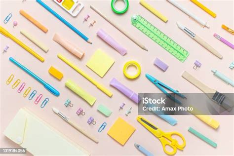 학교 용품과 다채로운 프레임 배너의 상단 보기 복사 공간이 있는 파스텔 핑크 배경 학교 개념으로 돌아갑니다 문구류에 대한 스톡 사진 및 기타 이미지 Istock