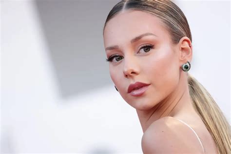 Ester Expósito Causa Sensación Con Vestido Efecto Desnudo