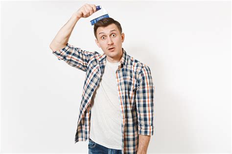 영 흰색 배경에 고립 된 청소용 브러시 Tousled 갈색 머리에 밖으로 체크 무늬 셔츠 빗에 미친 디지 야생가 정부 사람을 재미 남자 집 집안일 하 고입니다 광고에 대 한