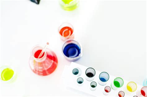 실험실 장비의 평면도 흰색 테이블에 파란색 액체 시계 유리 플라스 크 시험관 및 비 커 0명에 대한 스톡 사진 및 기타 이미지