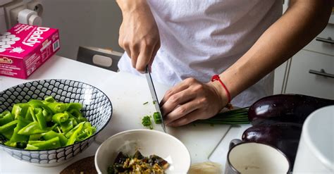 실내 가정 생활 가정 요리 가정 요리사 가족 식사 가지 개인 건강 건강한 식생활 국내 주방 깎뚝 썰어 진 야채 낮 도마 라이프스타일 레시피