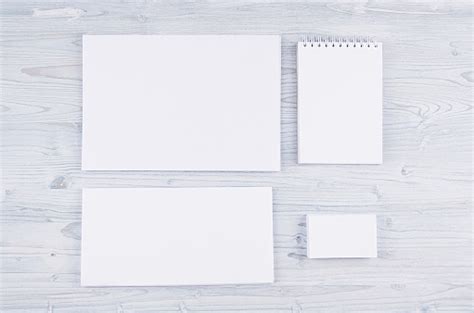기업의 정체성 템플릿 부드러운 빛 푸른 나무 보드에 편지지 브랜딩 그래픽 디자이너 프레 젠 테이 션 및 포트폴리오에 대 한 조롱 0명에 대한 스톡 사진 및 기타 이미지