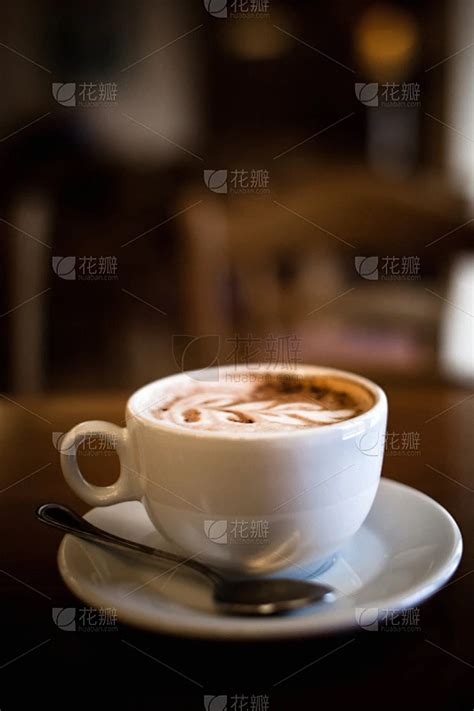 卡布奇诺咖啡 咖啡杯 汤匙 木制 玛琪雅朵咖啡 特写 咖啡 彩色图片 垂直画幅 饮食素材 花瓣网