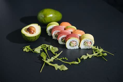 연어 장어 참치 아보카도 킹 새우 필라델피아 크림 치즈 검은 색 배경에 토비코 캐비어와 무지개 스시 롤 초밥 메뉴 일본 음식 0명에 대한 스톡 사진 및 기타 이미지 Istock