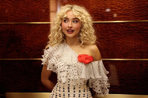 Sabrina Carpenter Shares Behind The Scenes Photos Teasing Tonights “snl”