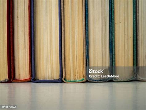 선반에 다른 꽃의 오래 된 책 책의 페이지를 Postarvevshy 터치에 좋은 종이 책 0명에 대한 스톡 사진 및 기타 이미지