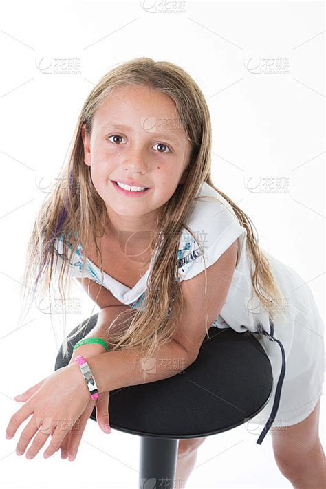 美丽的年轻女孩看着相机