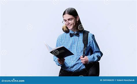 Retrato De Joven Estudiante Universitario Con Cuaderno En Manos Sobre Fondo Blanco Imagen De