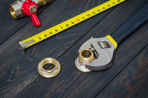 빈티지 보드의 배관 예비 부품 및 조정 가능한 스패너 근접 촬영 0명에 대한 스톡 사진 및 기타 이미지 0명 강철 개체